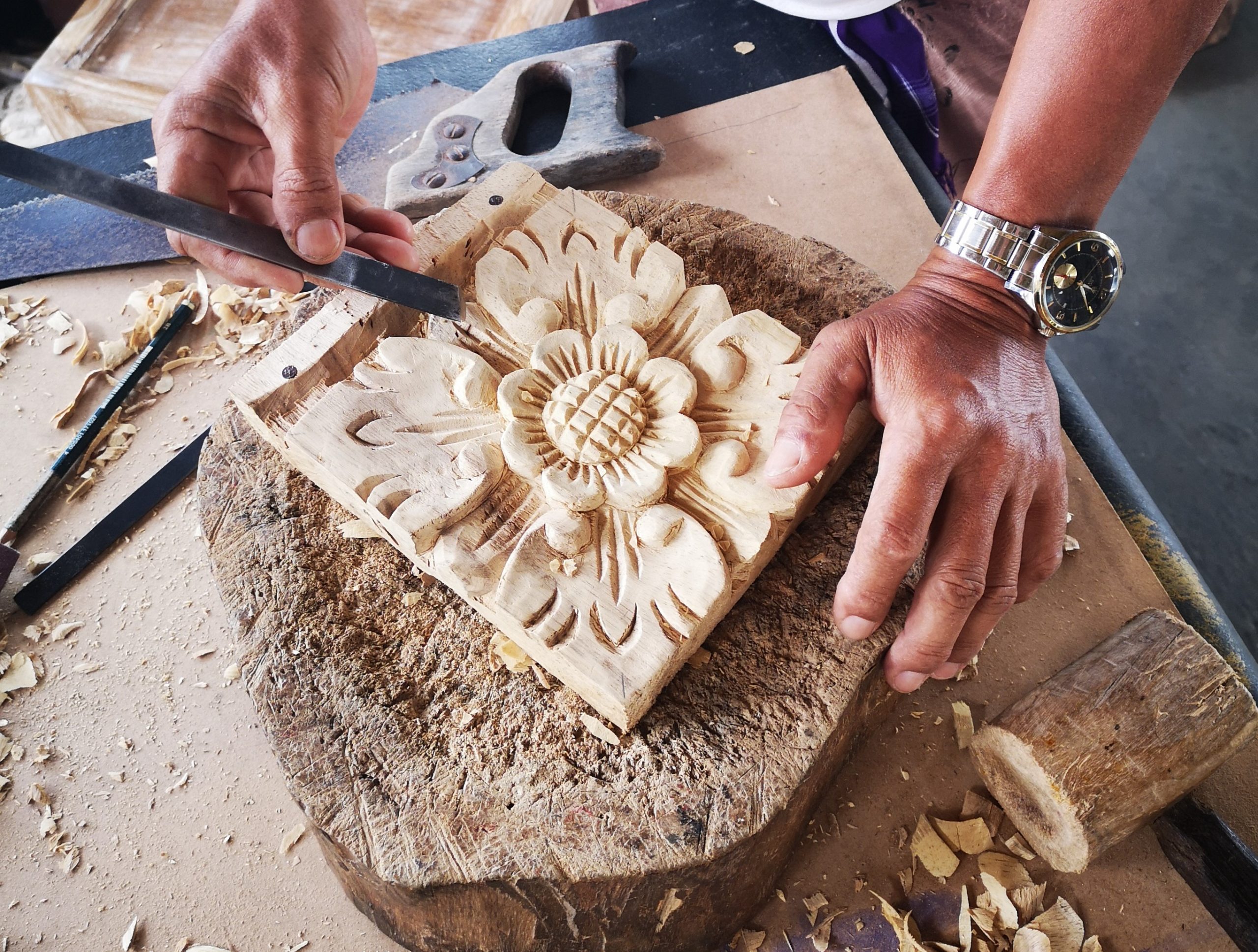 traditionelles Holzschnitzen auf Bali - das Reiseerlebnis der anderen ...